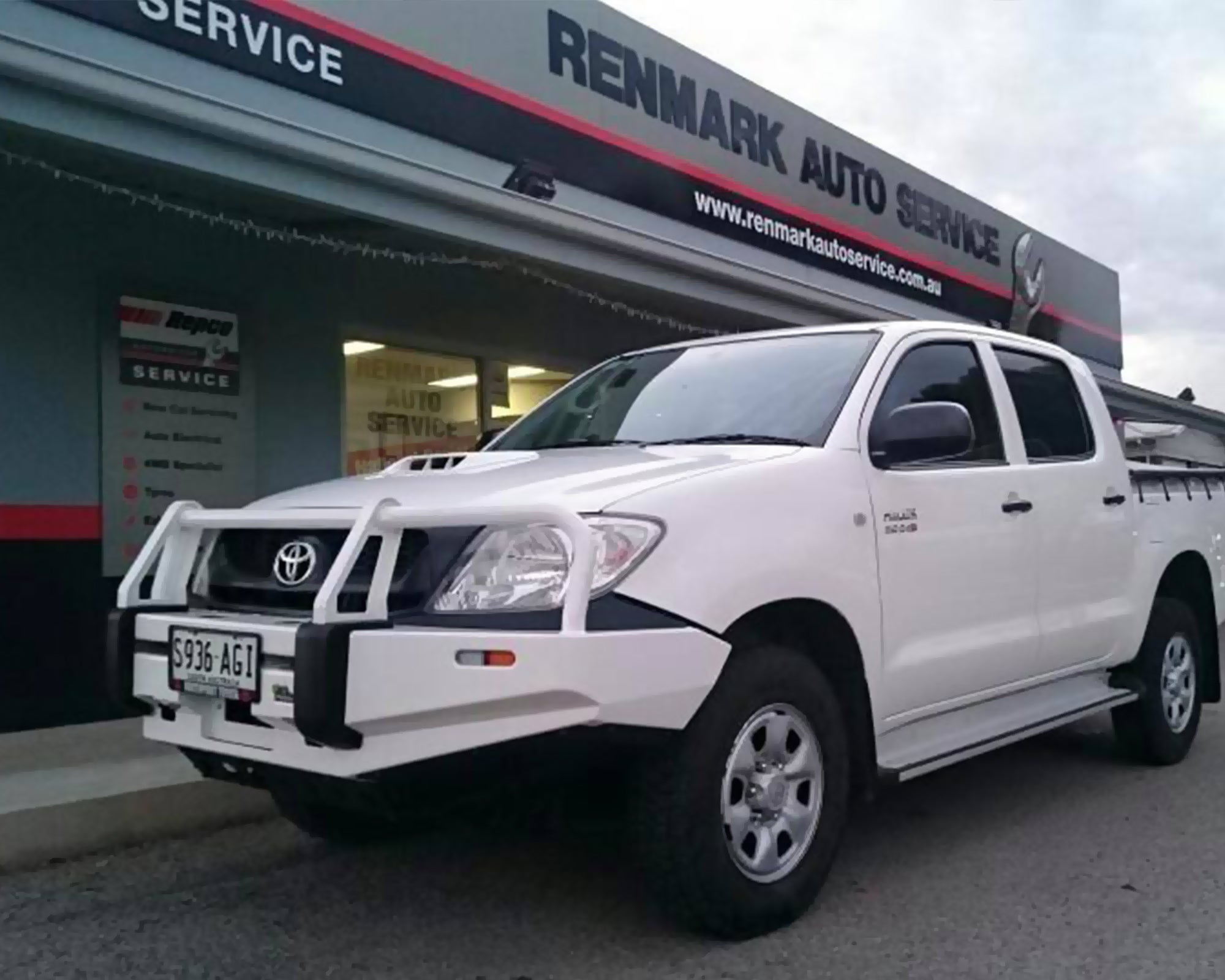 Commercial Bull Bar for Toyota HiLux | 2011 - 2015 – IRONMAN 4X4 Australia