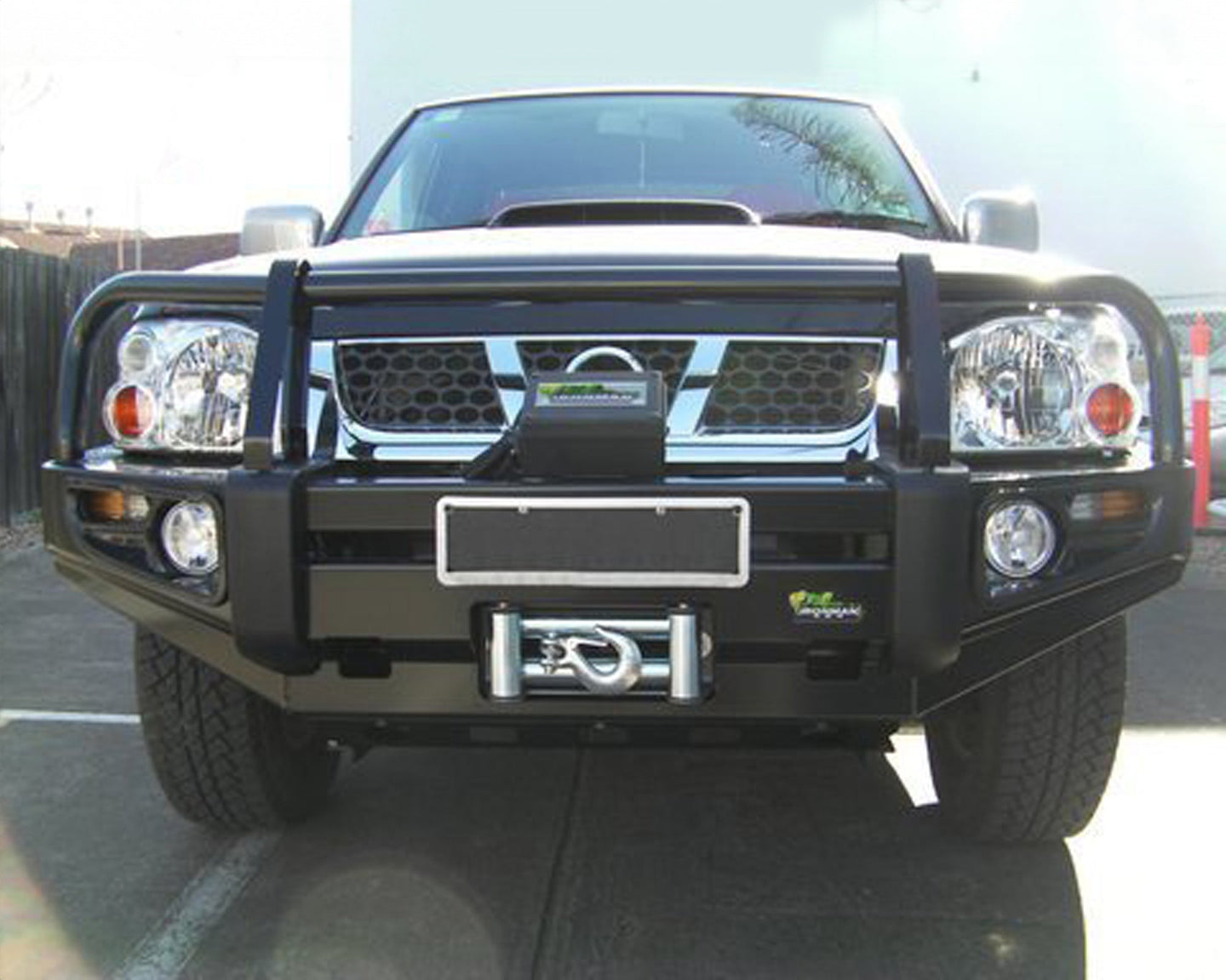 Deluxe Bull Bar for Nissan D40 Navara (2002-2015) – IRONMAN 4X4 Australia