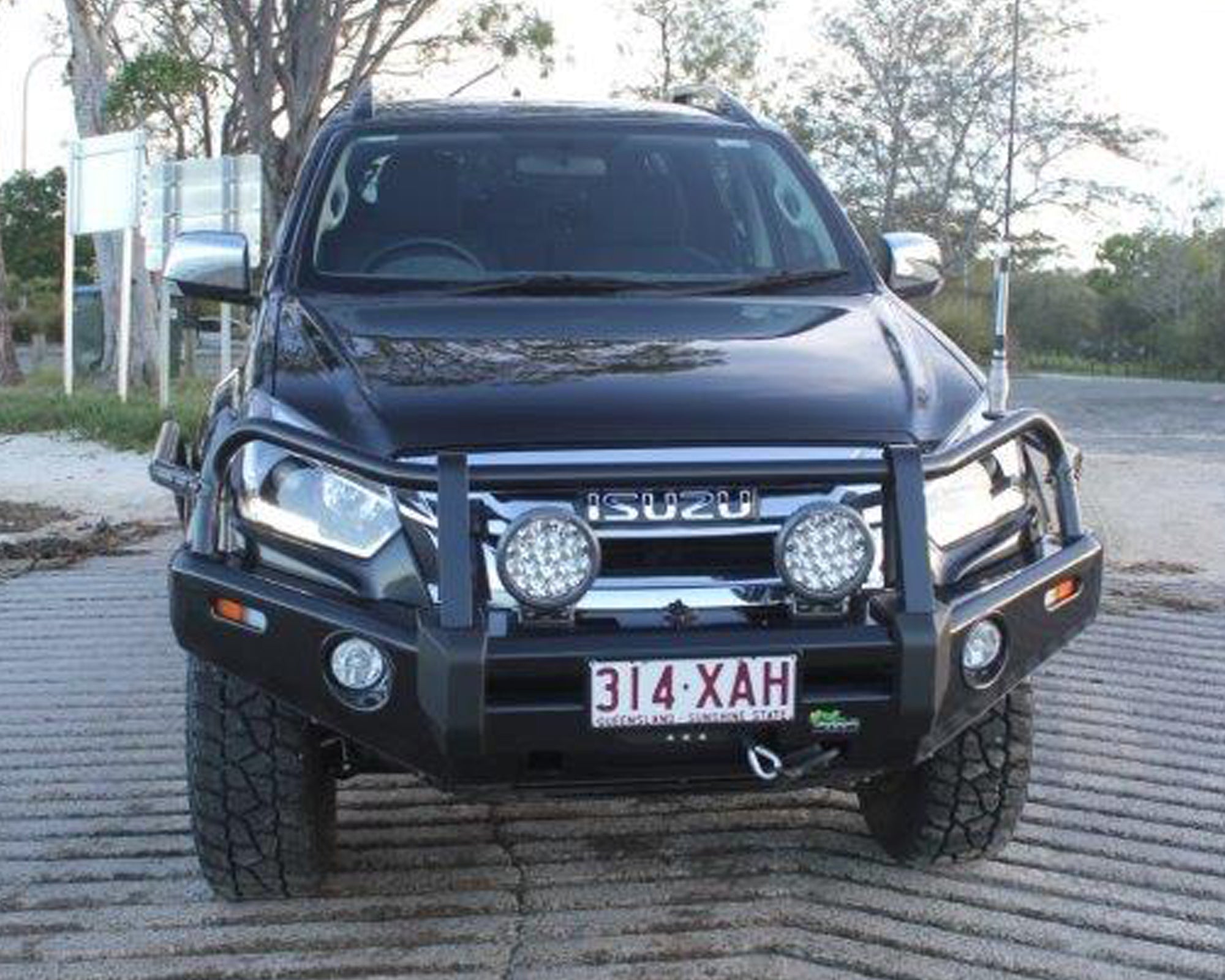 Deluxe Bull Bar for Isuzu D-MAX (2017-2019) – IRONMAN 4X4 Australia