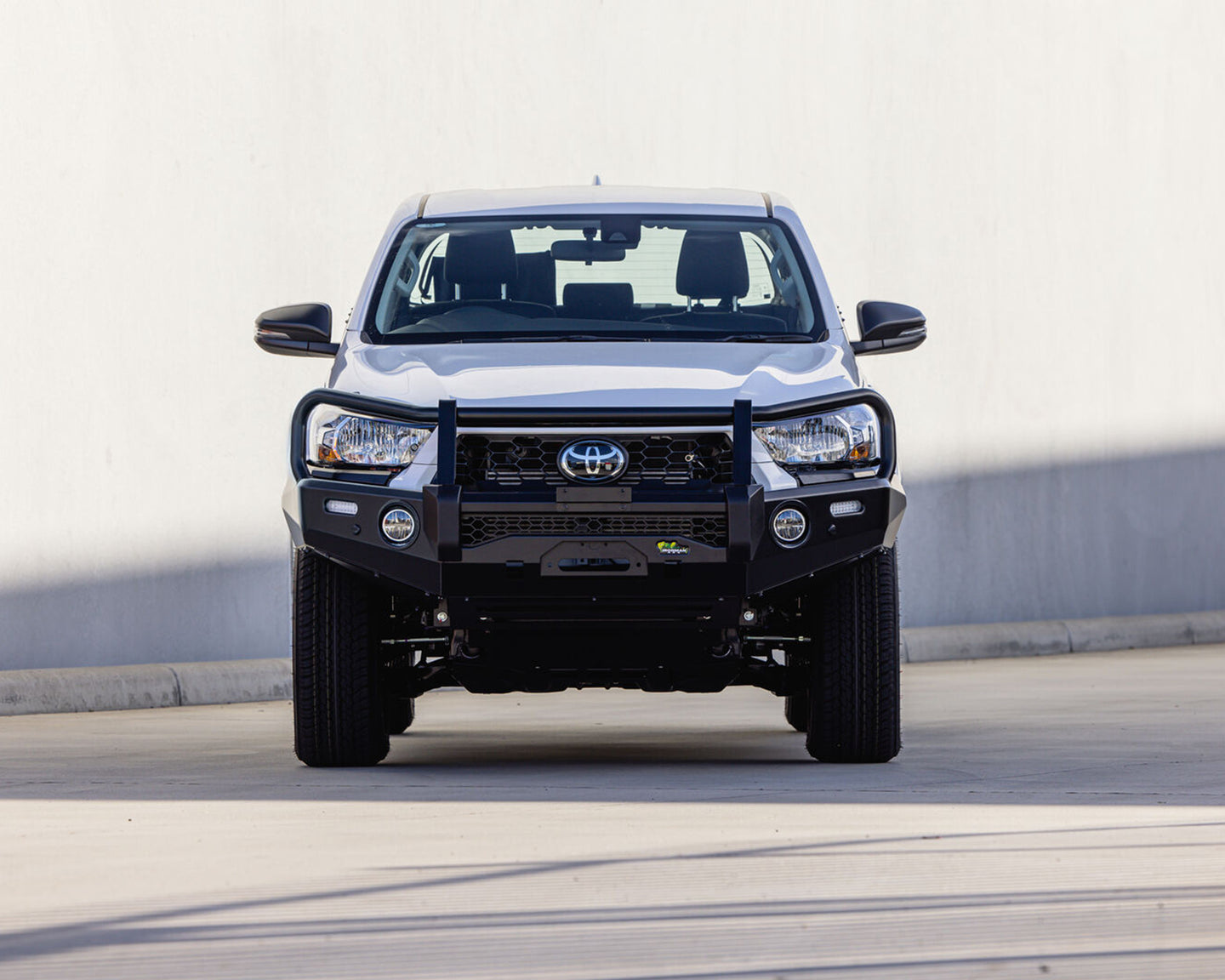 Deluxe Bull Bar for Toyota HiLux (2020+) – IRONMAN 4X4 Australia